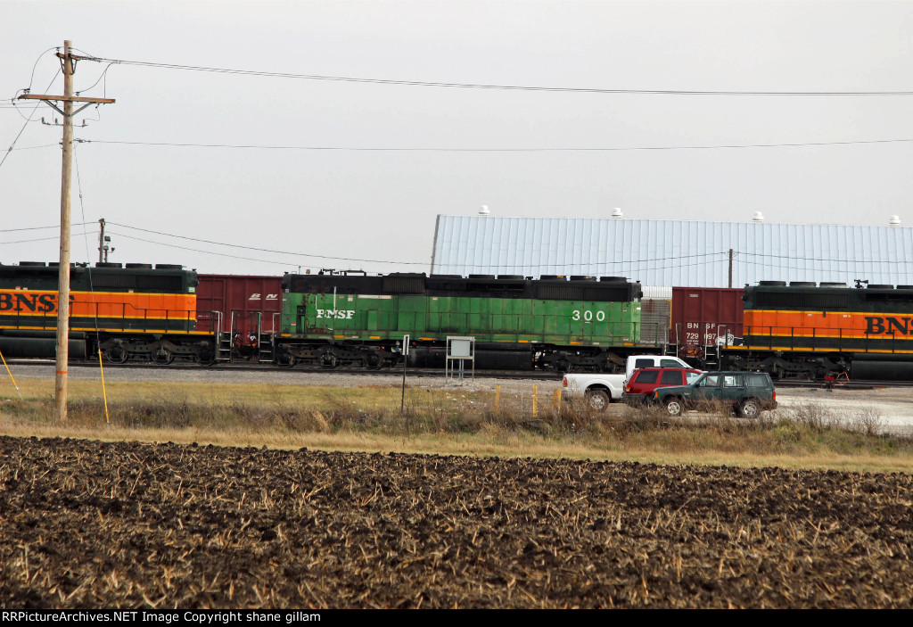 BNSF 300 at last a nice side shot.